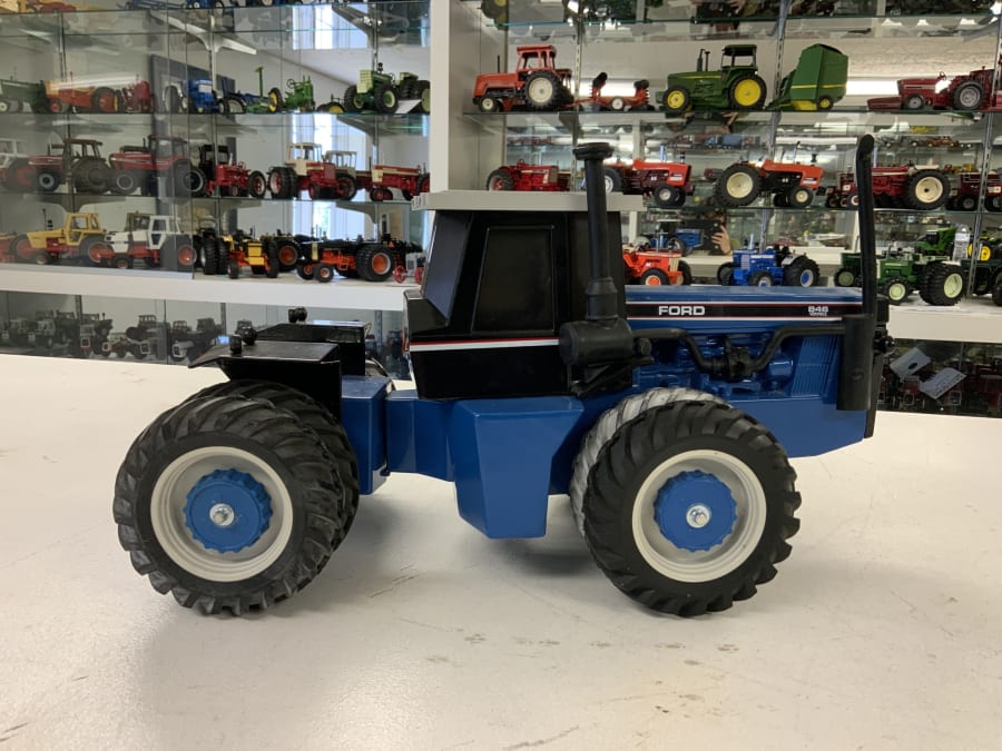 1:16 Scale Ford 846 Versatile Tractor for Sale at Auction - Mecum Auctions