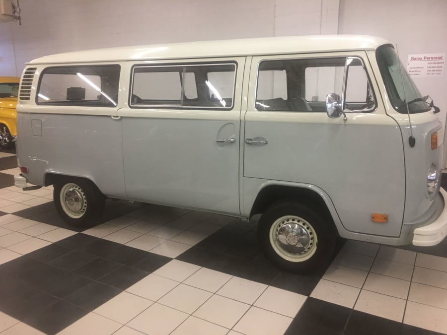 1973 Volkswagen Van at Kansas City March 2018 asF235.1 - Mecum Auctions