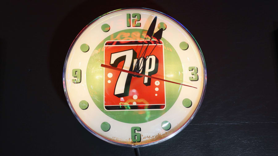 7-Up Light-Up Clock at The Eddie Vannoy Collection 2020 as G436 - Mecum ...