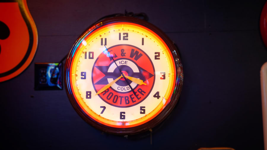 A&W Neon Clock at The Eddie Vannoy Collection 2020 as L594 - Mecum Auctions
