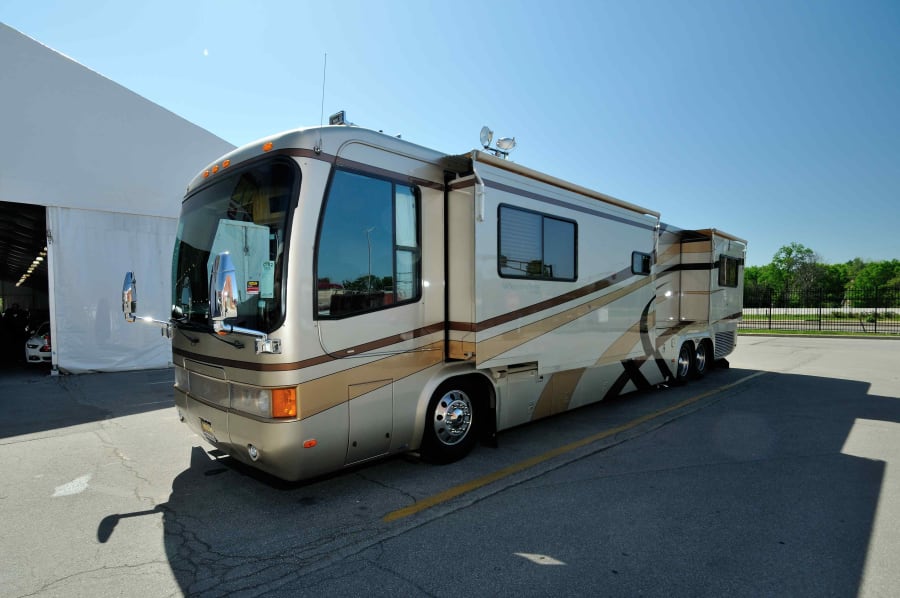 2001 Monaco Signature Motorhome at Indy 2015 as W265 - Mecum Auctions
