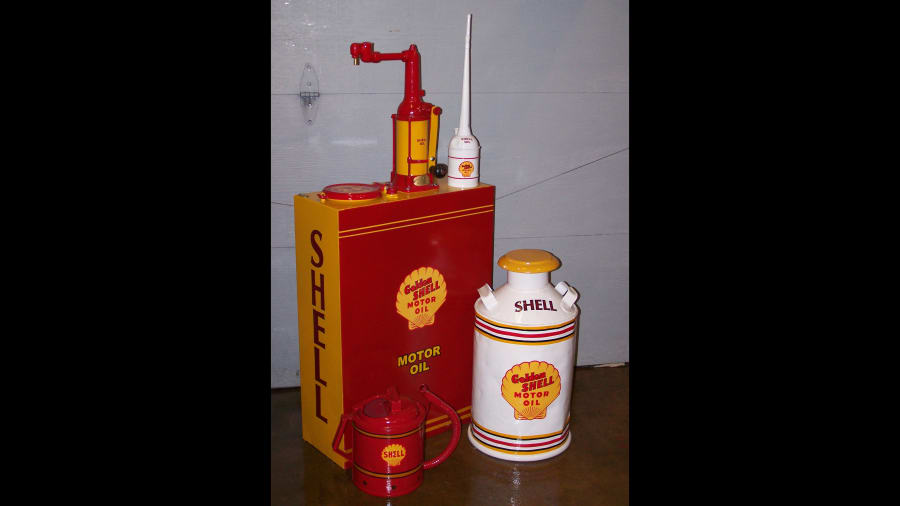 Shell Lubster With 3 Oil Cans for Sale at Auction - Mecum Auctions