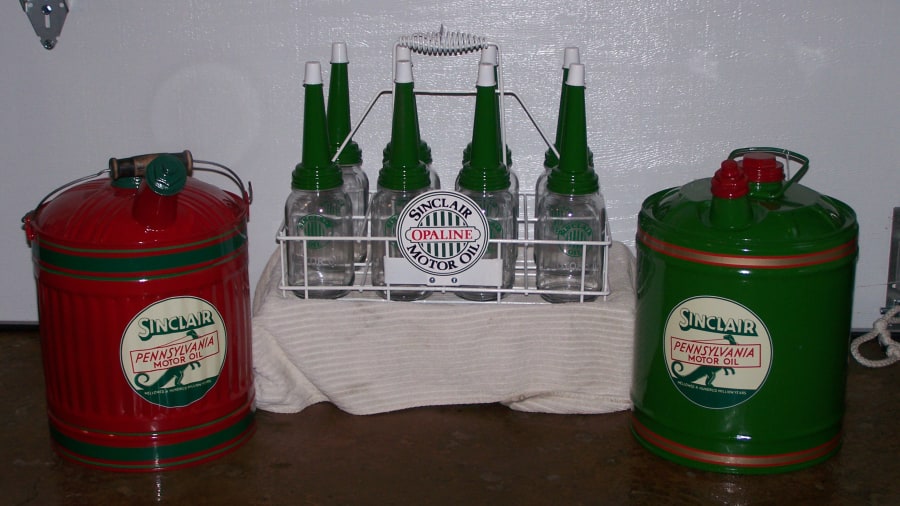 Sinclair Oil Cans And Bottles In Rack Lot Of 3 for Sale at Auction ...
