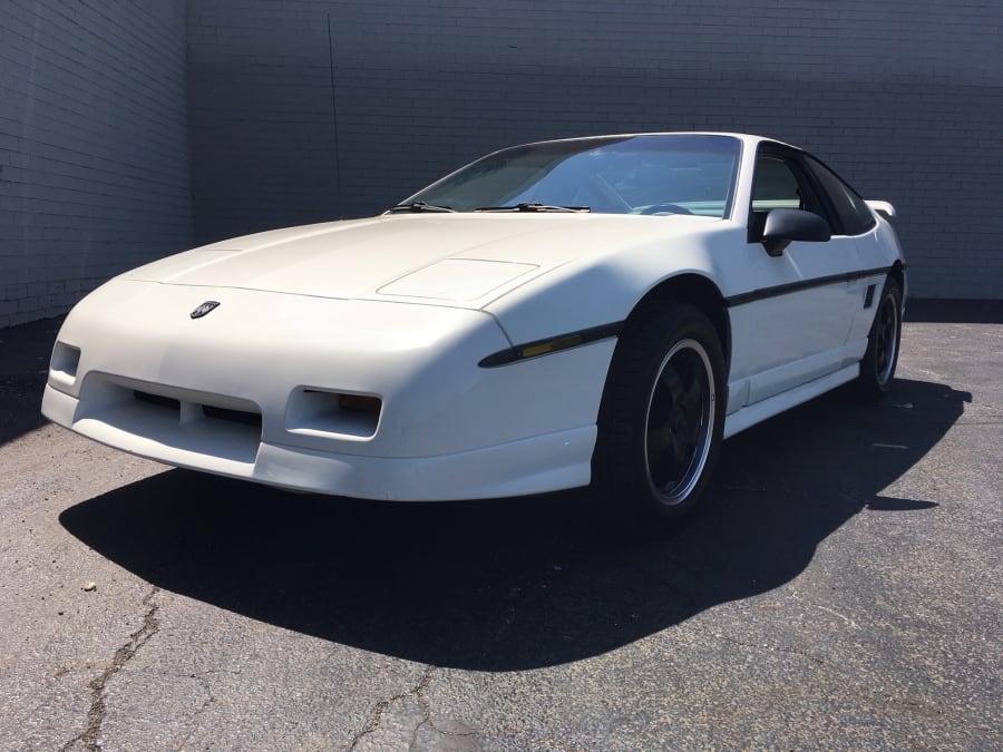 1988 Pontiac Fiero GT at Indy 2018 as G3 - Mecum Auctions