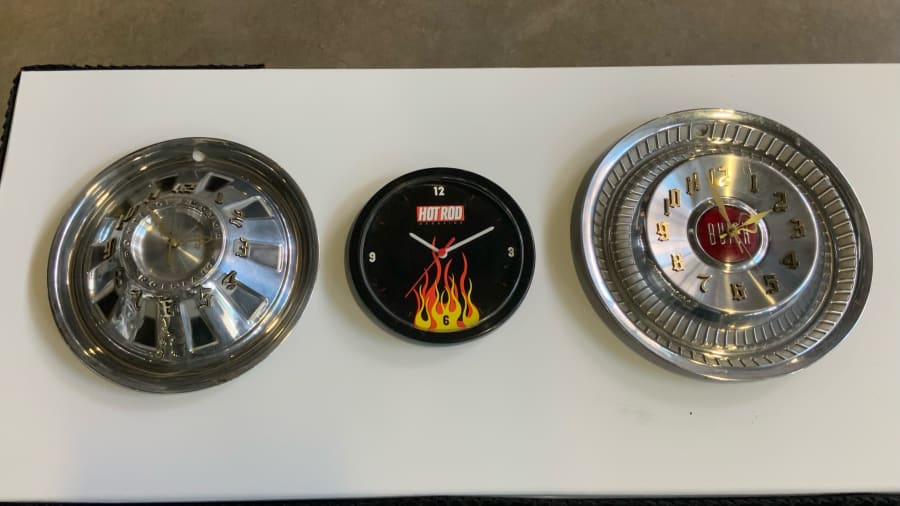 Plastic Clocks Lot Of 3 at Tulsa 2021 as Z328 - Mecum Auctions