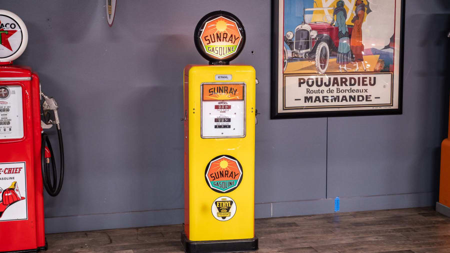 1940s Sunray Gasoline Bowser Model 585 Gas Pump at The World’s Largest ...