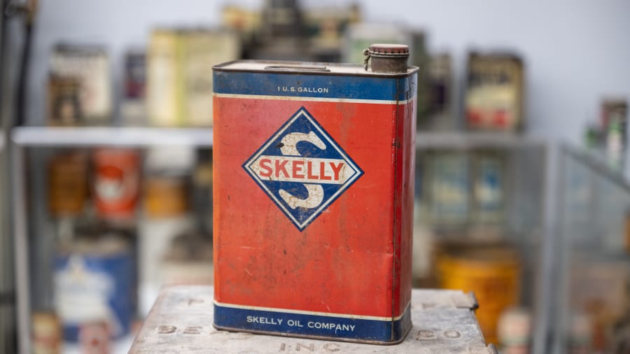 Skelly Motor Oil 1-Gallon Oil Can for Sale at Auction - Mecum Auctions