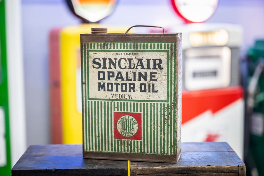 Sinclair Opaline Motor Oil 1-Gallon Oil Can for Sale at Auction - Mecum ...