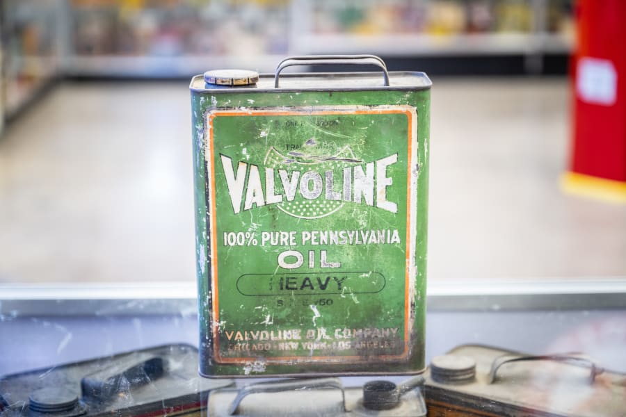 Valvoline Motor Oil 1-Gallon Oil Can for Sale at Auction - Mecum Auctions