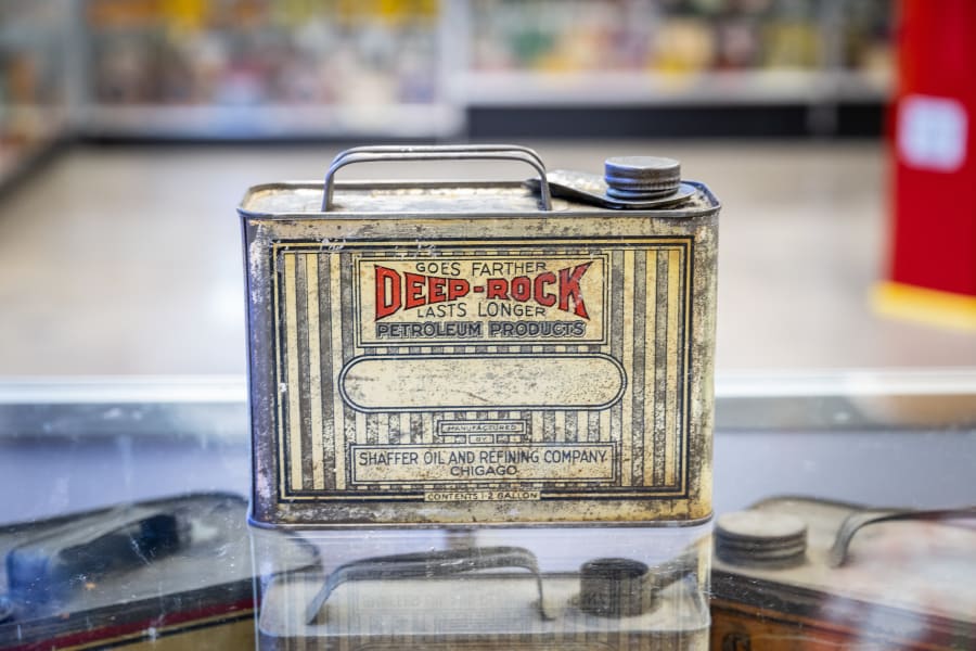 Deep Rock Petroleum Products 1/2-Gallon Oil Can for Sale at Auction ...