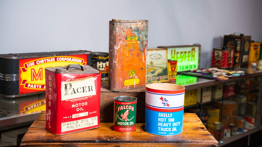 Carigas, Falcon, Pacer & Skelly Gas and Oil Cans for Sale at Auction ...
