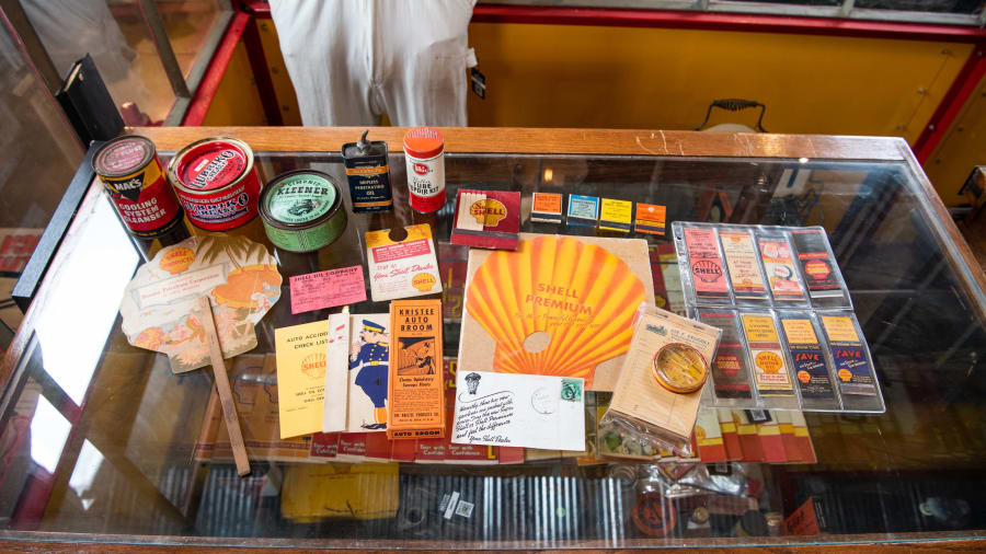 Shell Service Station Memorabilia, Lot of 21 for Sale at Auction ...