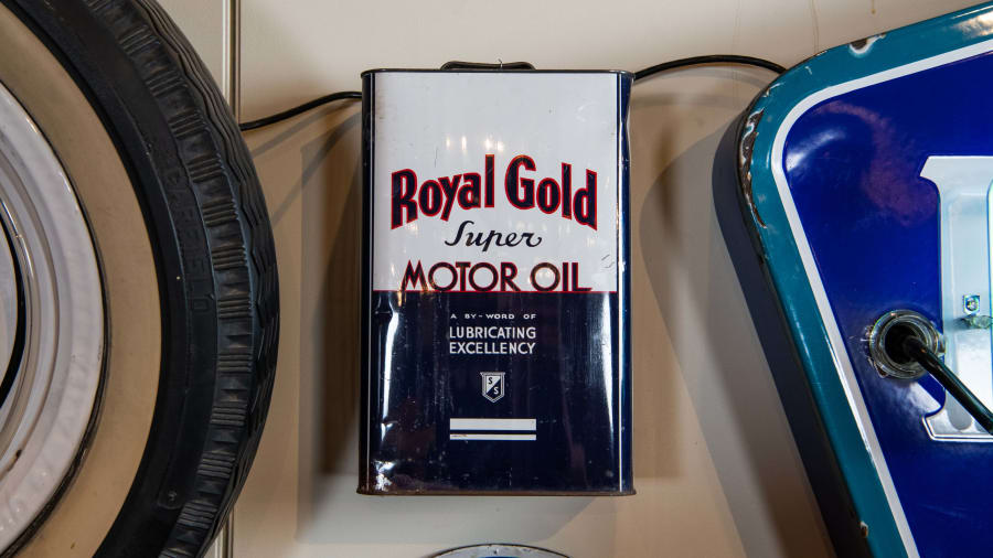 Royal Gold Super Motor Oil Can for Sale at Auction - Mecum Auctions