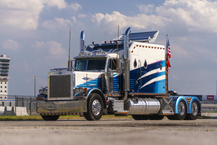 1995 Peterbilt 379 Truck - Mecum Auctions