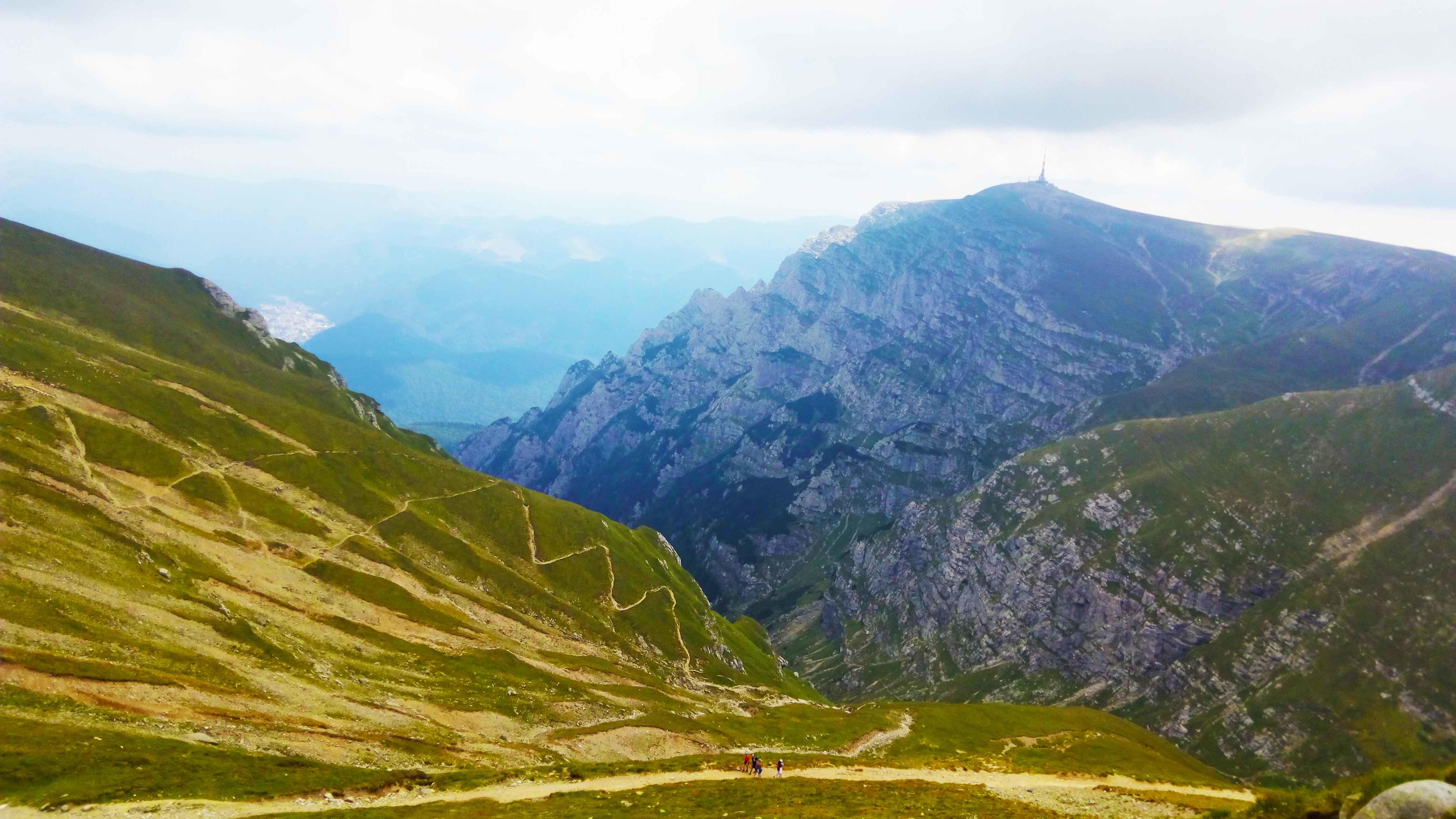 Urcand pe Varful Omu, prin Valea Cerbului si coborand la 9 seara de pe ...