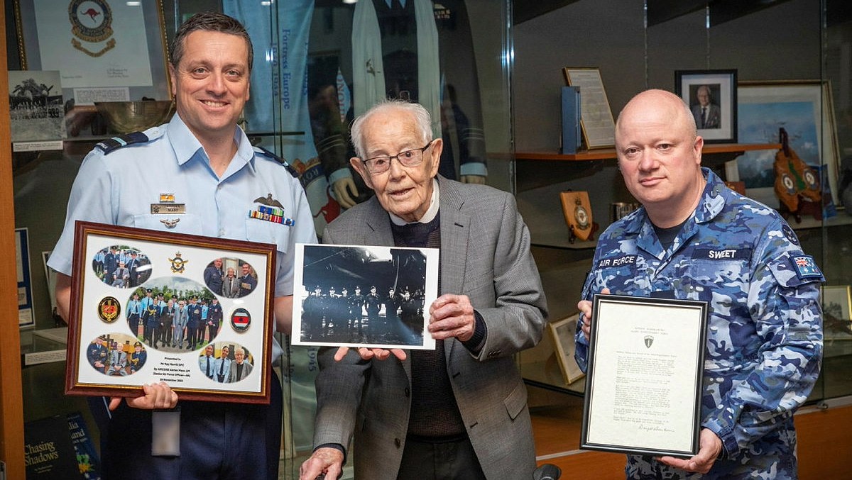 WWII veteran gifts history to RAAF Base Edinburgh – Australian Aviation