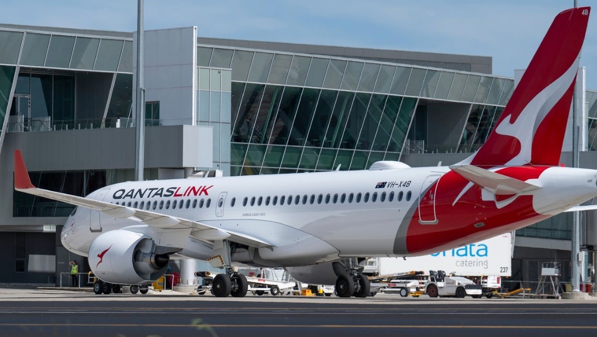 Qantas has a fair split of government travel, report says – Australian ...