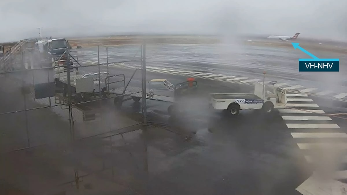 Qantas plane running out of fuel landed in ‘very low cloud ...
