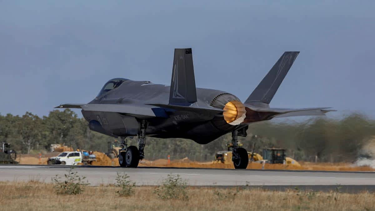 RAAF Lightning jets take to the northern skies in Arnhem Thunder 25 ...