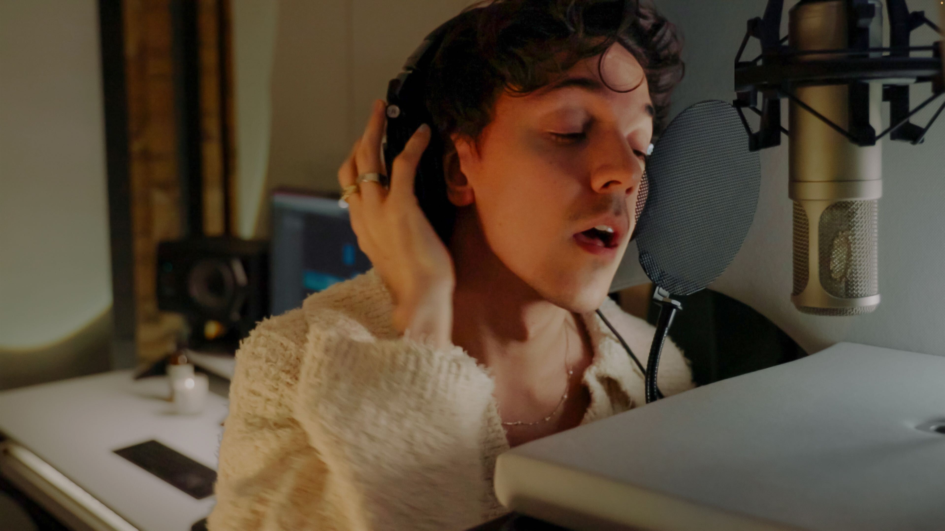 Emotional Vocals: How to Record & Produce a Hit Acoustic Pop Song