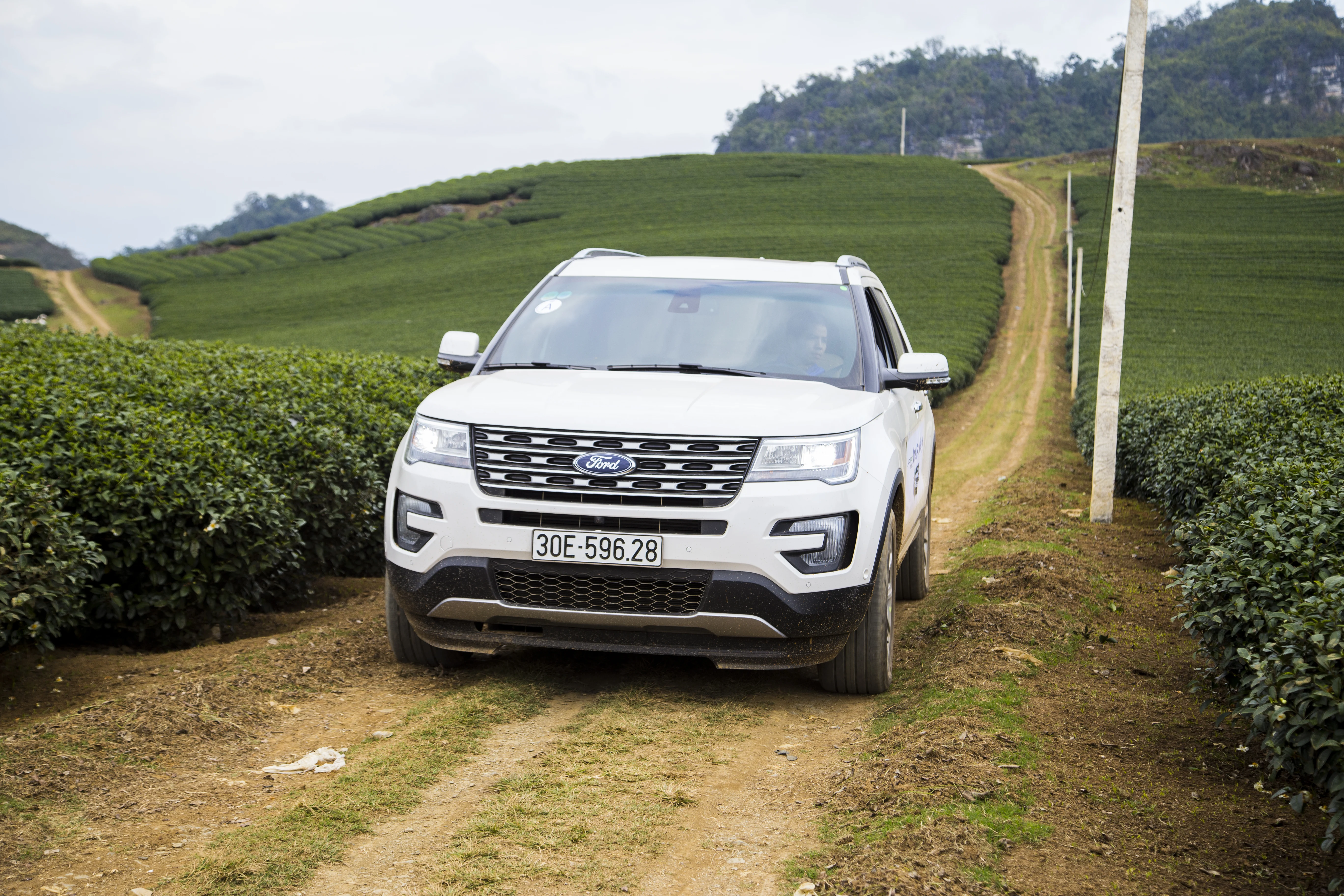 Ford Explorers, Edges, and Tauruses recalled for bracket failure issue ...
