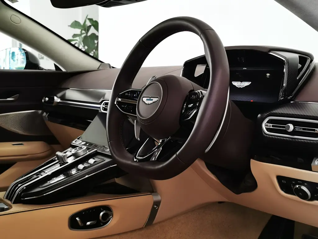 Pre-owned 2025 Aston Martin Vantage Coupe Magneto Bronze | Aston Martin ...