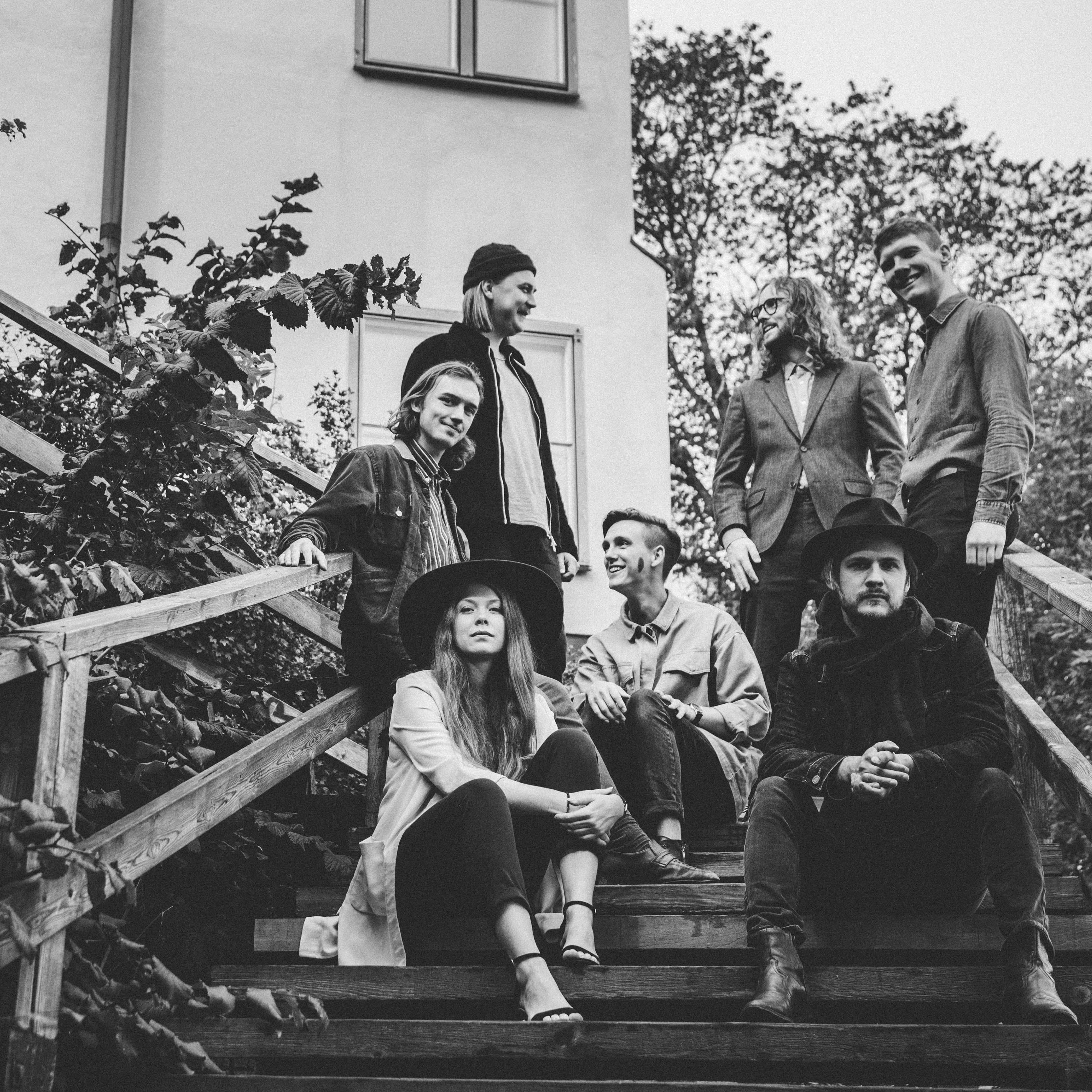 Sofia & The Steel String Pickers · Music Handshake