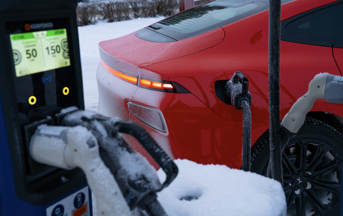 Slik får du opp den frosne ladeluka på elbilen | NAF