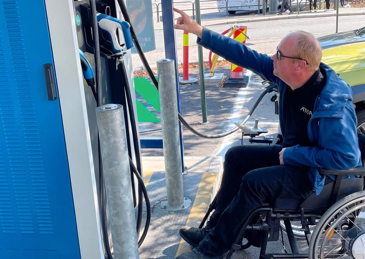 Slik gikk det da Sally testet lading i rullestol | NAF