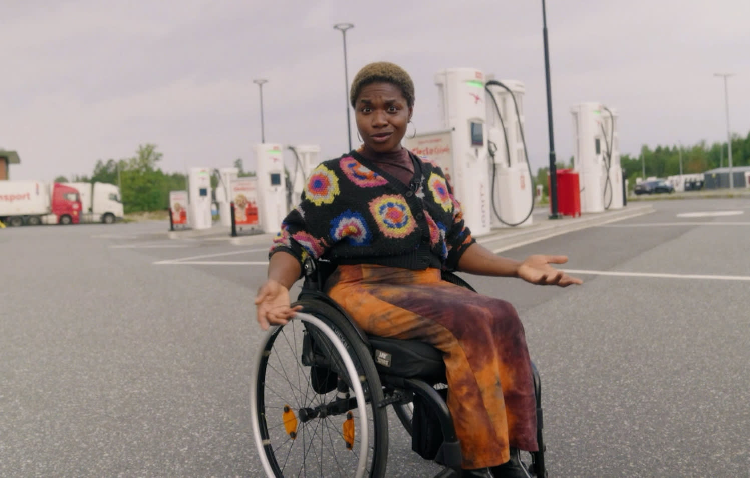 Slik gikk det da Sally testet lading i rullestol | NAF