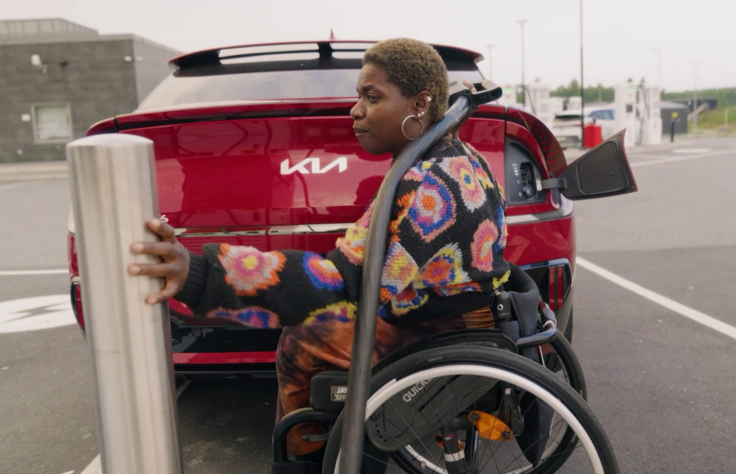 Slik gikk det da Sally testet lading i rullestol | NAF