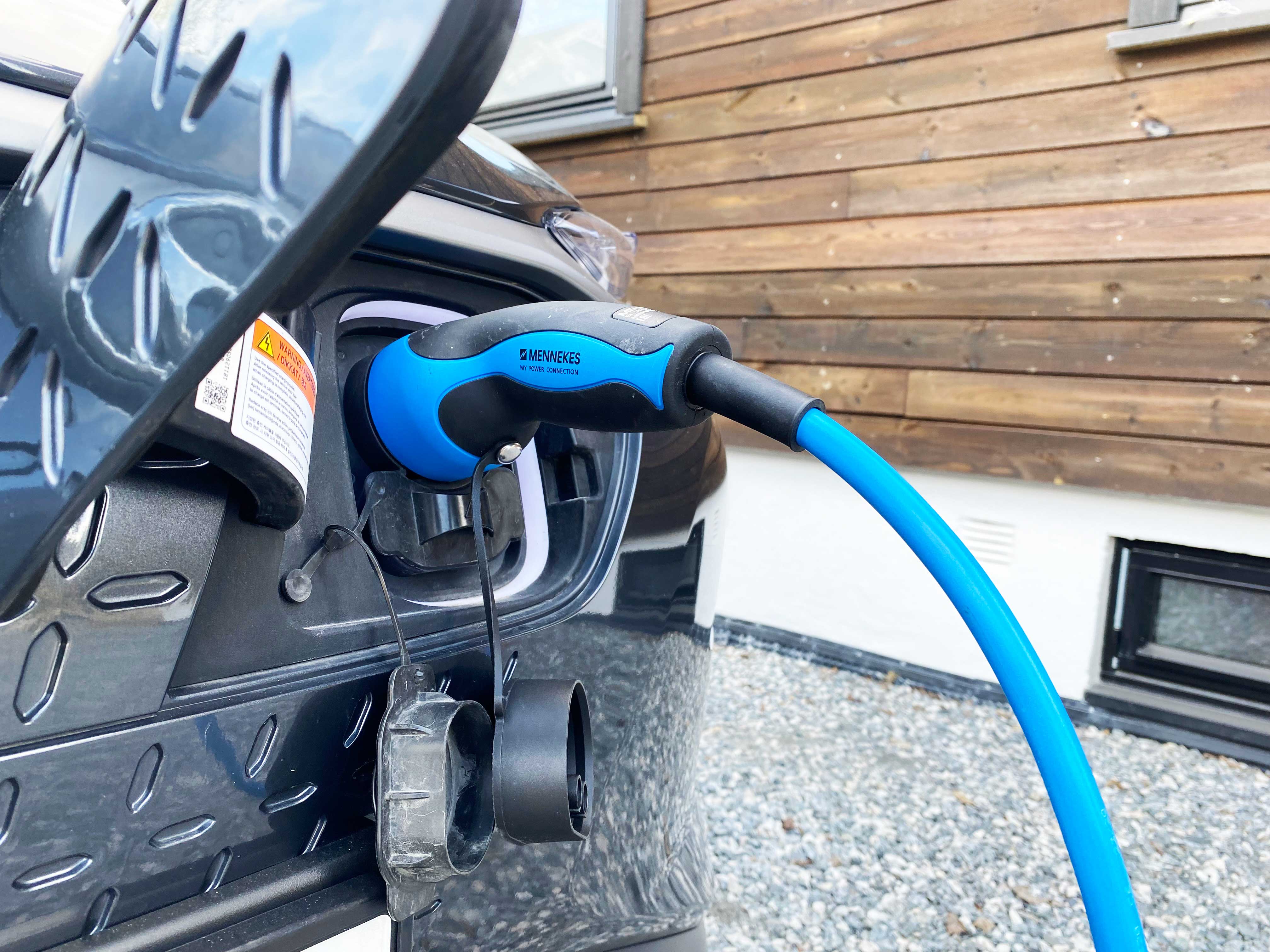 Lade elbil trygt hjemme - dette må du vite | NAF