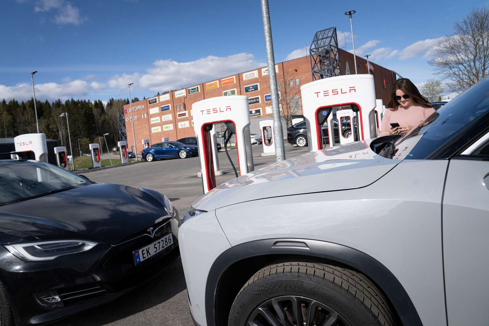 Slik lader du andre bilmerker på Tesla Supercharger | NAF