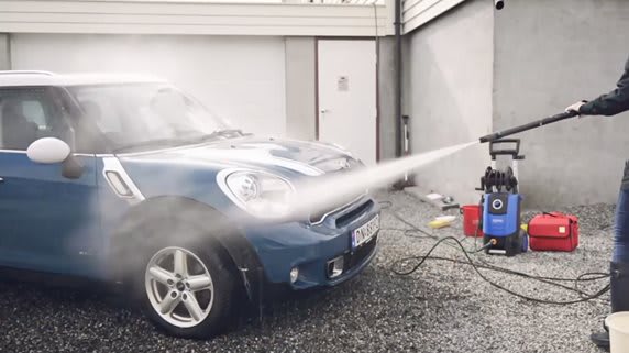 Slik vasker du bilen utvendig | NAF