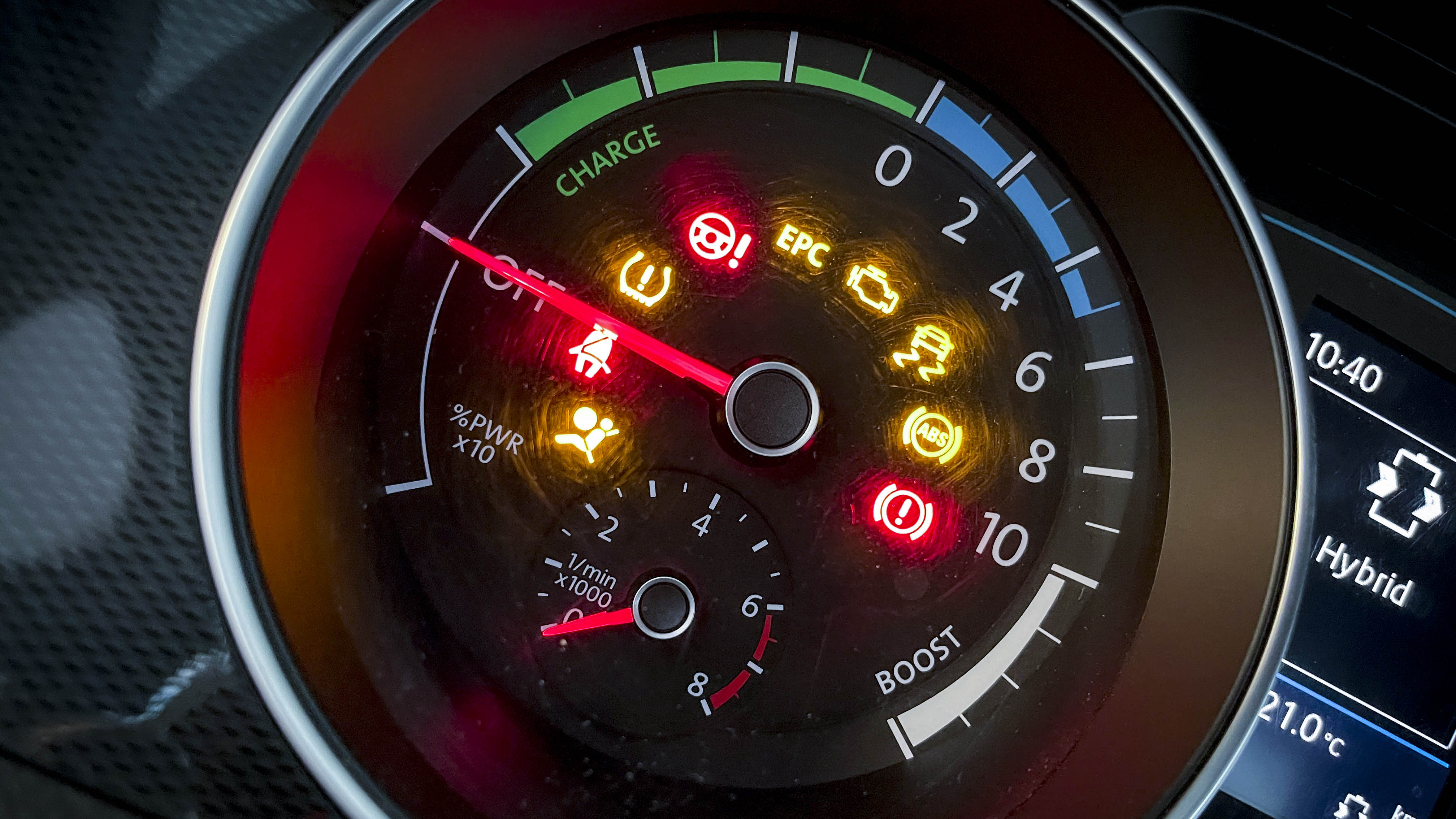 Varsellamper i bil – hva betyr de forskjellige symbolene? | NAF