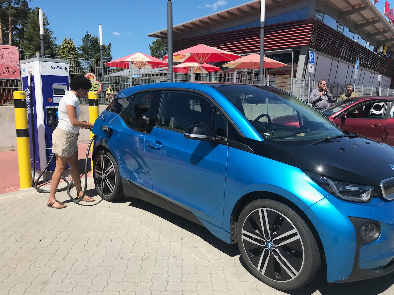 Slik lader du elbilen i utlandet | NAF