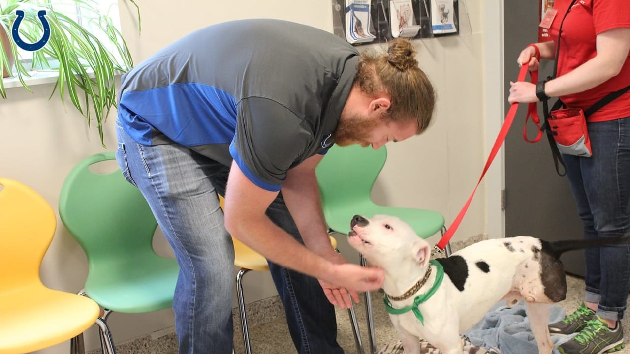 Colts Players Visit the Humane Society of Indianapolis