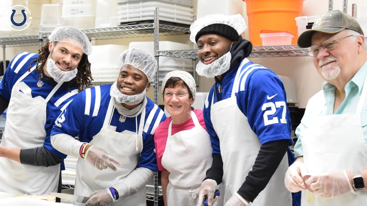 Colts Players Volunteer at Second Helpings