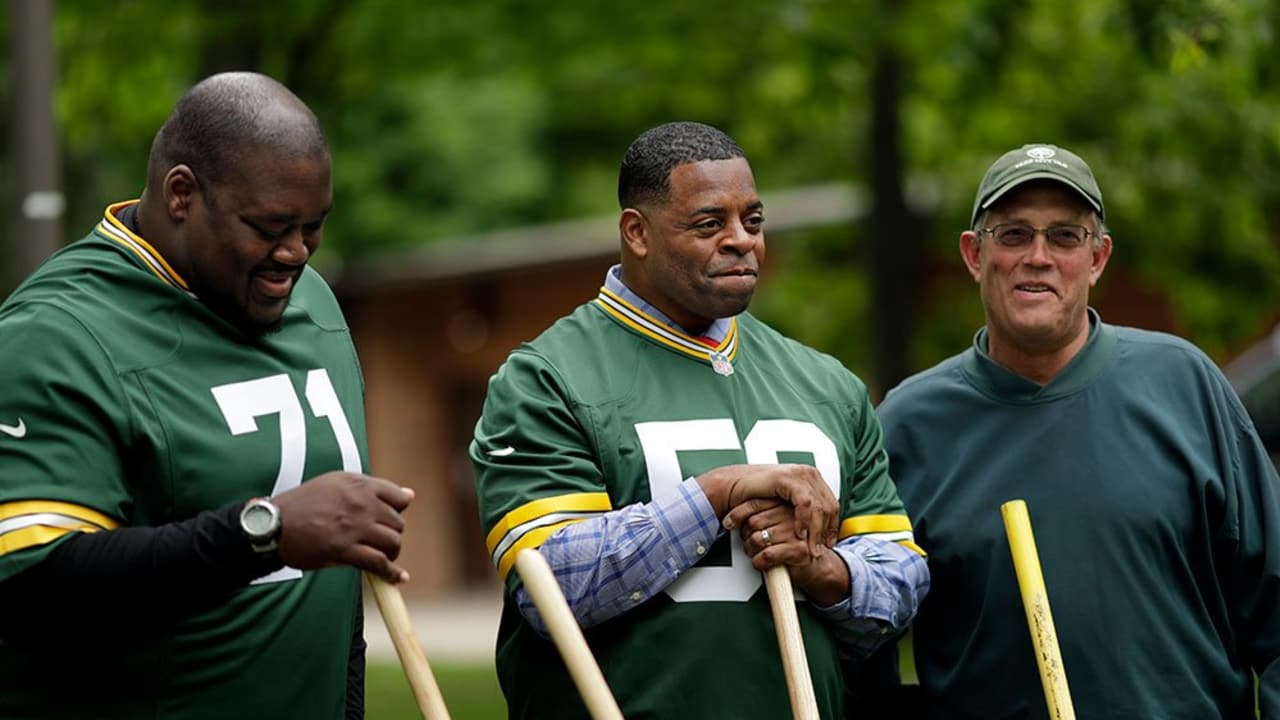 Packers help plant trees in Allouez