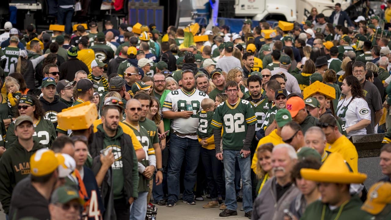 Packers fans enjoy Lambeau Field atmosphere vs. Bears