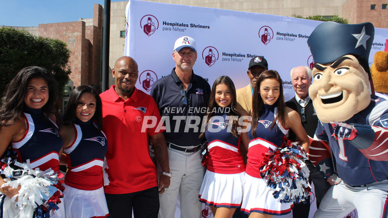 Kevin Faulk, Steve Grogan, cheerleaders meet fans in Mexico