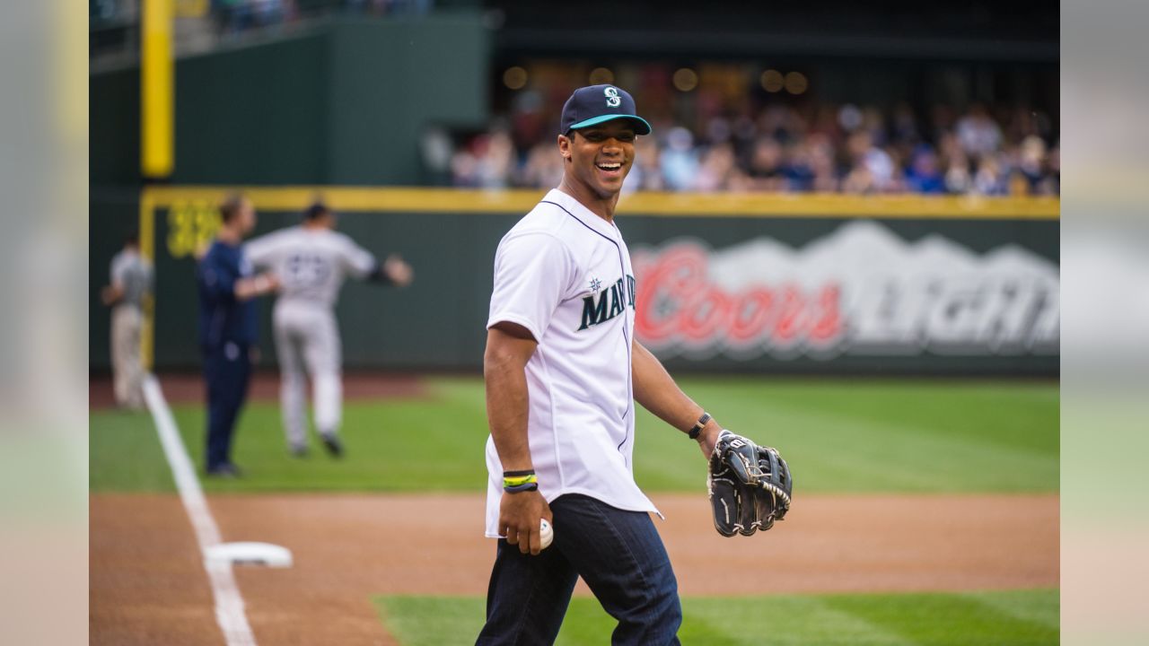 Thursday Round-Up: Russell Wilson Visual Content Collection