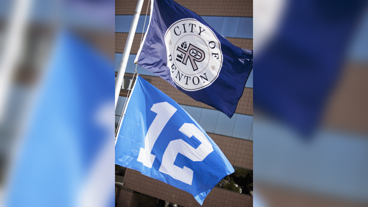 Photo Gallery - 12th Man Raising Flags