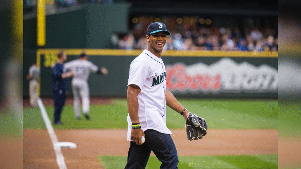 Thursday Round-Up: Russell Wilson Visual Content Collection