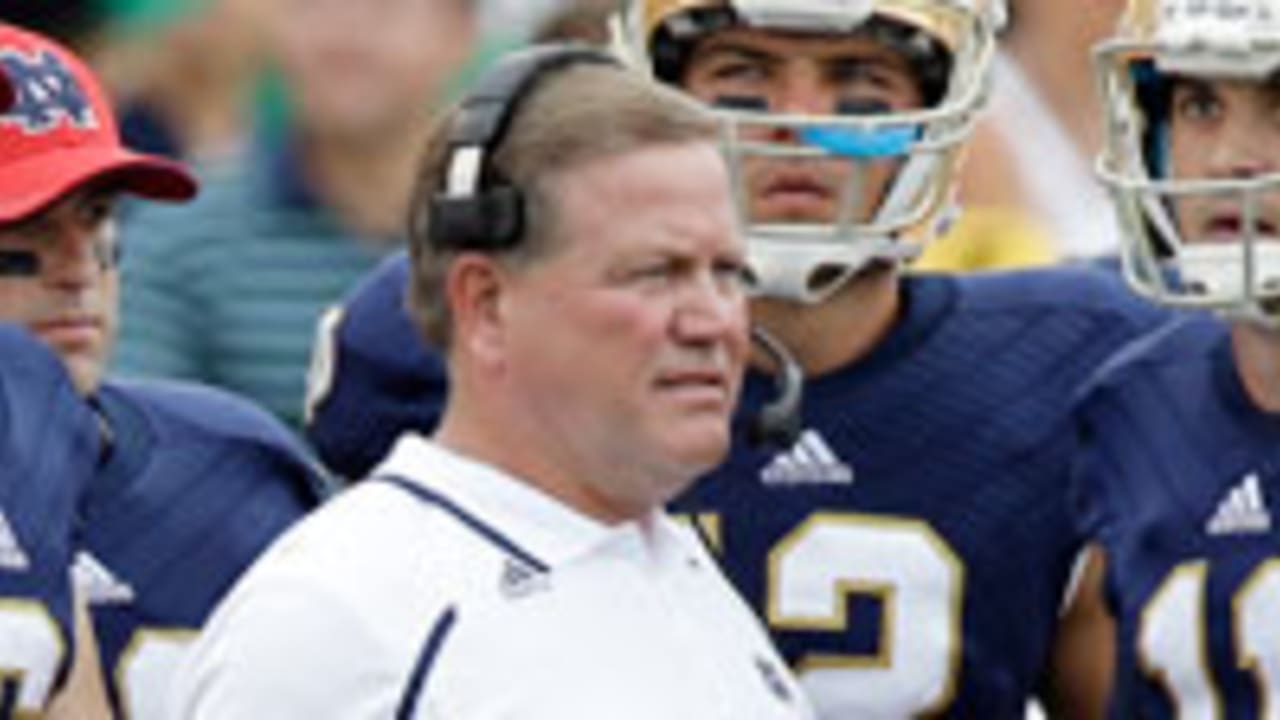 Brian Kelly will go back to calling plays for Notre Dame