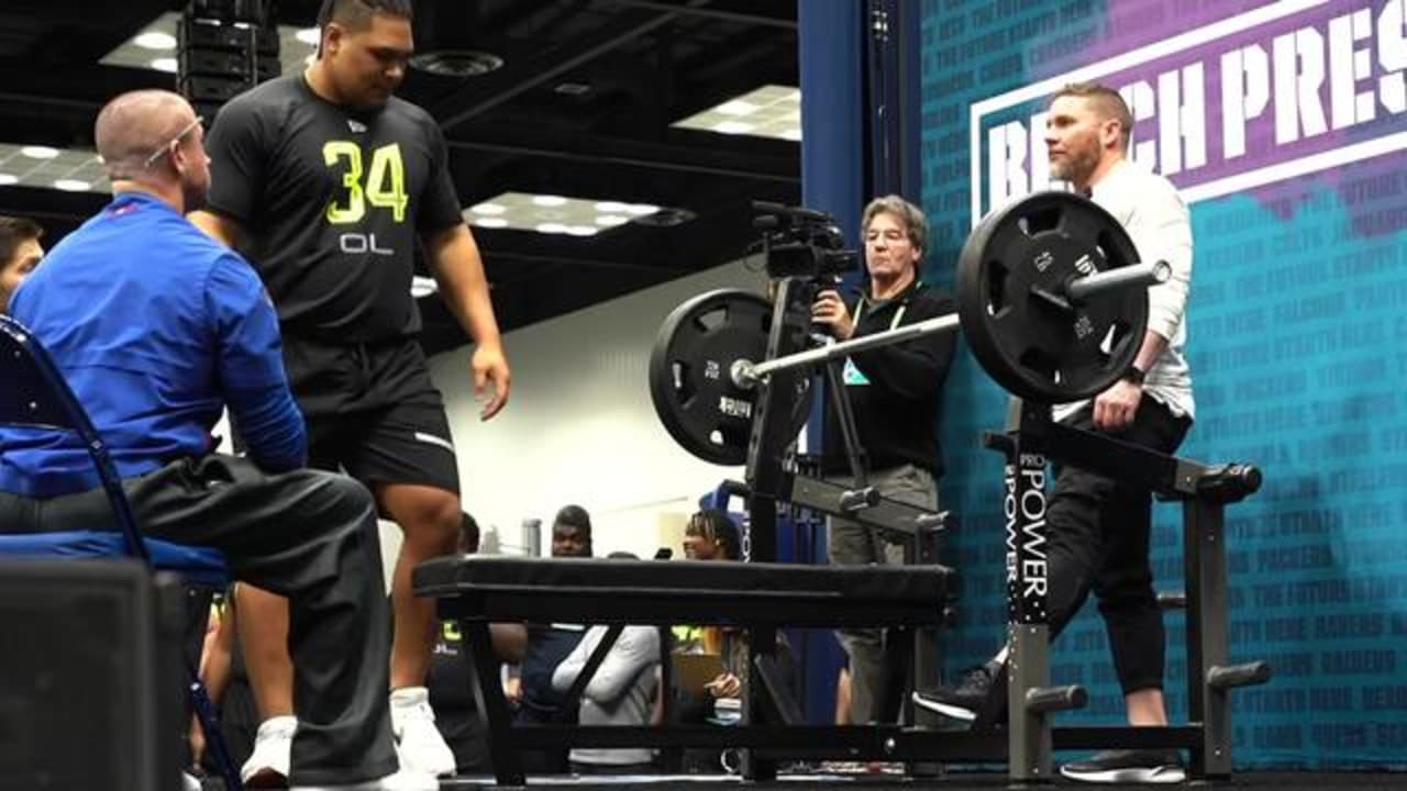 Netane Muti puts up 44 REPS on bench press