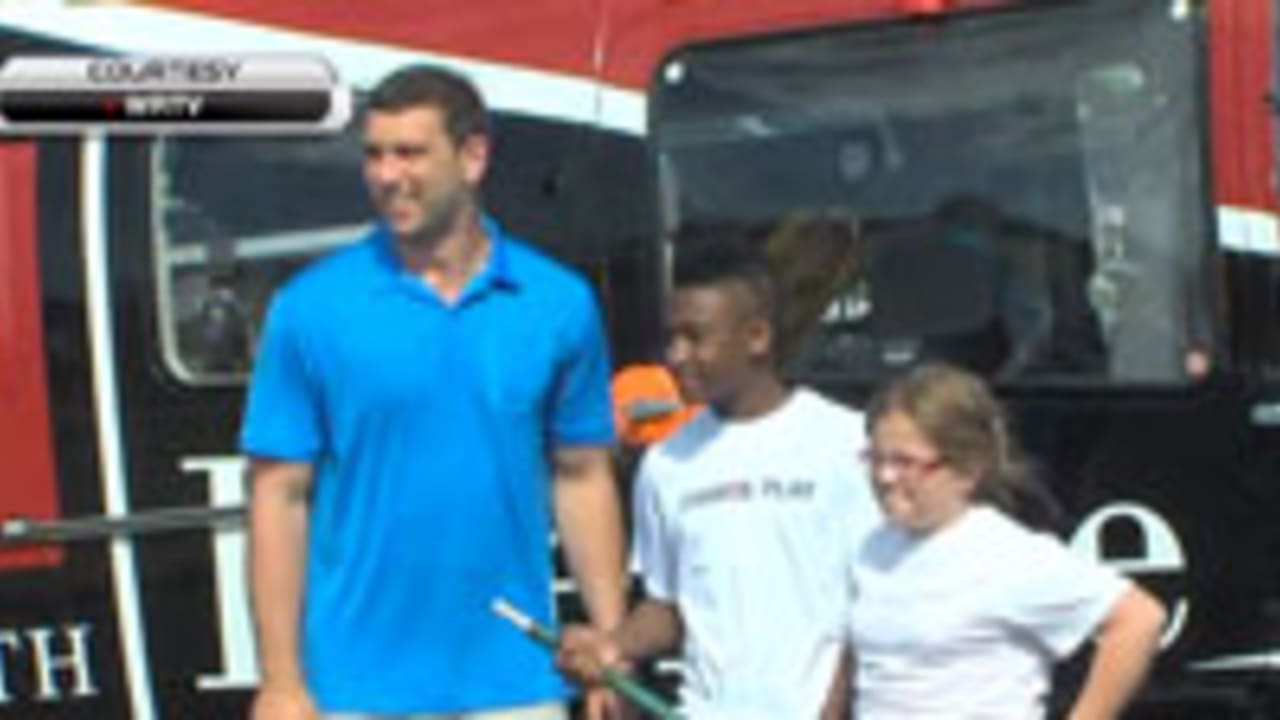 Colts' Andrew Luck takes kids to Indy 500 in helicopter
