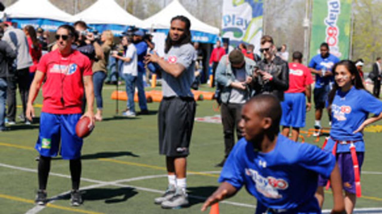 Photo gallery: NFL prospects dive into PLAY 60 event with kids