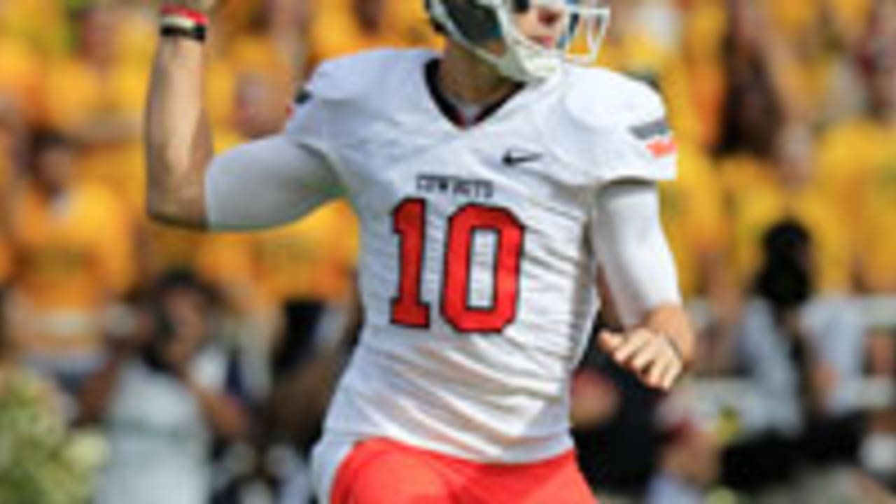 Oklahoma State QB Clint Chelf runs past Texas Tech