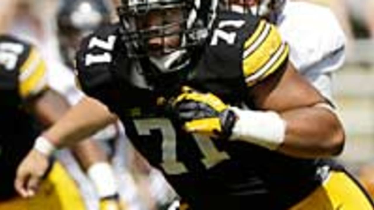 Iowa's Carl Davis is one of best defensive tackles in nation